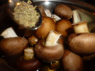 Alcachofas en salsa con setas confitadas