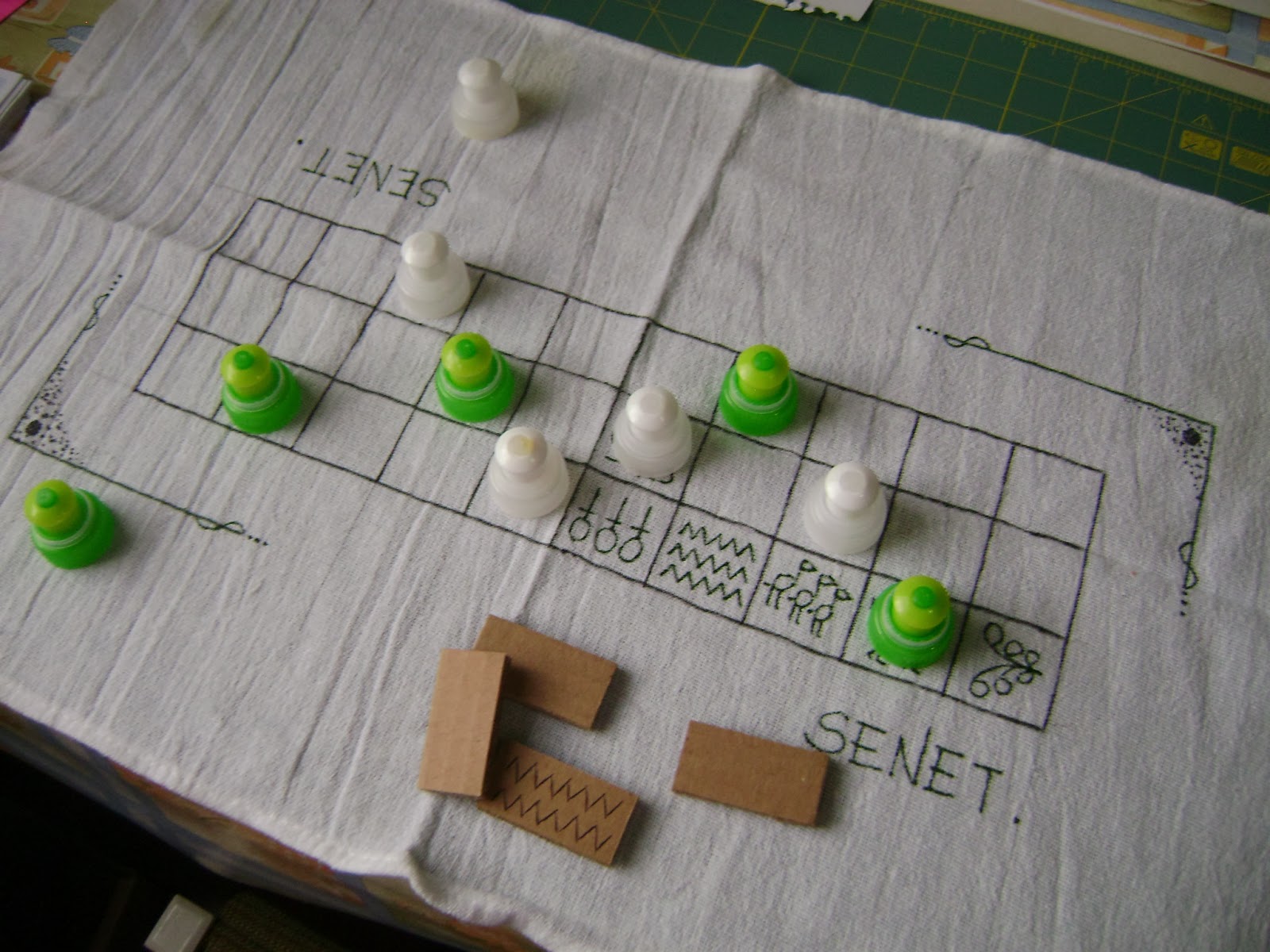 Ateliê Amor perfeito: Jogo Senet feito com material alternativo