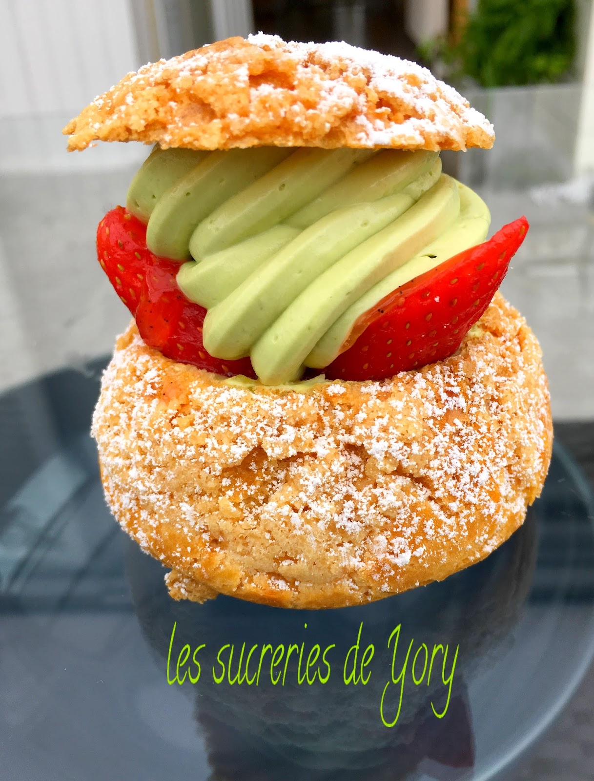 Choux Fraise-Pistache