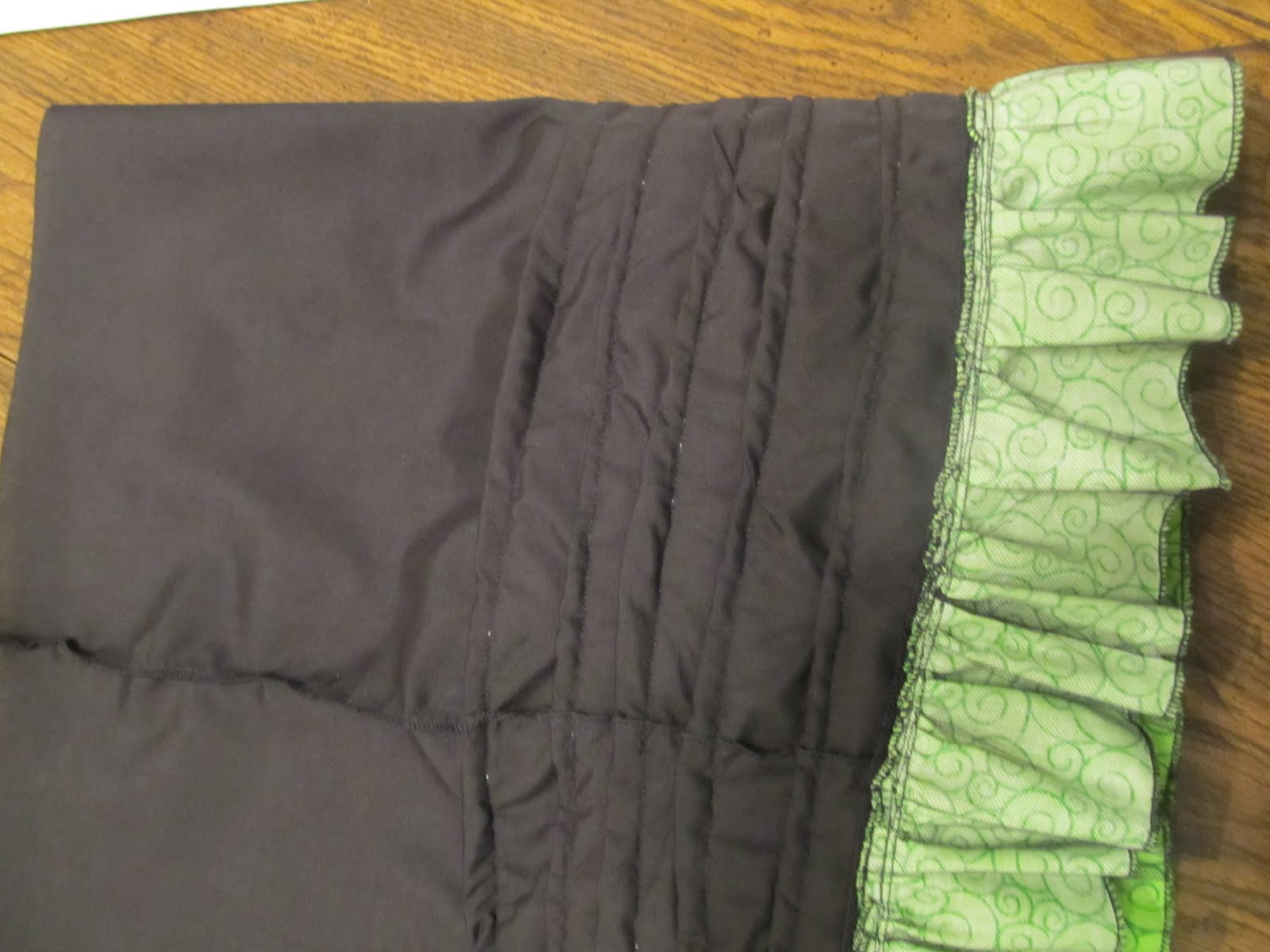 Mud Puddles & Daisies: Little Girls Ruffle Skirt Tutorial