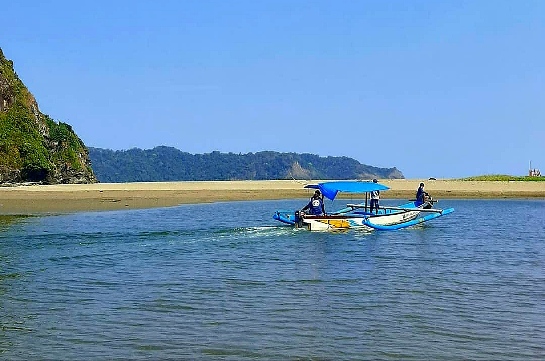 PANTAI MUARA MBADUK BANYUWANGI, SATU DESTINASI BANYAK ATRAKSI