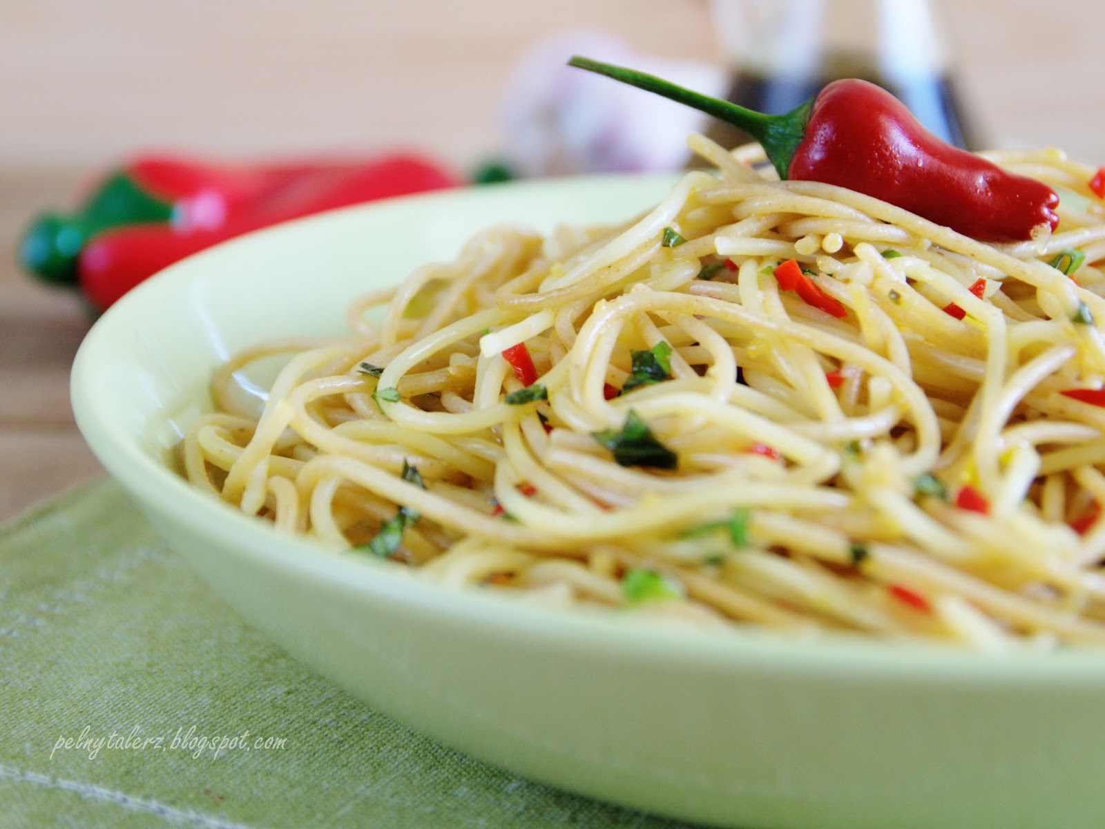 Spaghetti z czosnkiem, oliwą i peperoncino (Spaghetti alio olio e ...