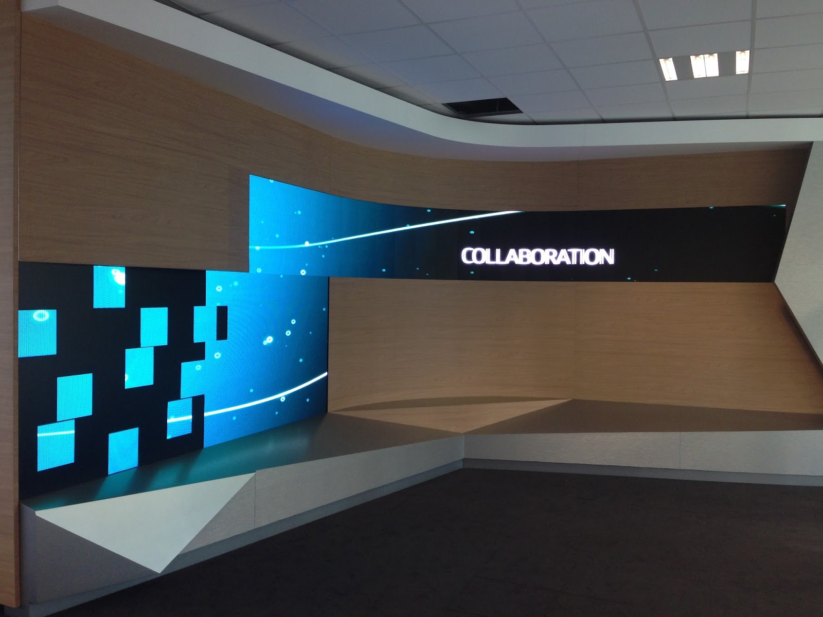 Un mur led courbe pour Alcatel - Écran géant LED extérieur et intérieur