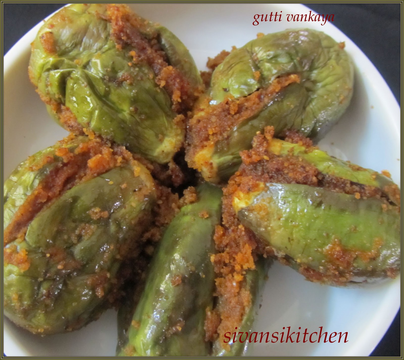Sivani's Kitchen: Gutti Vankaya Kura / Stuffed Brinjal Curry
