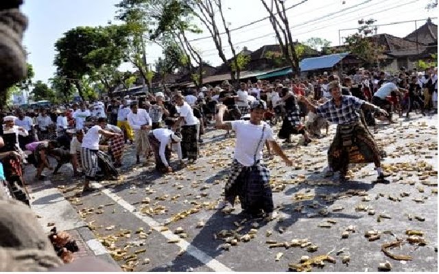 Pariwisata Bali: Perang Tipat Bantal Tradisi Adat Penuh Makna