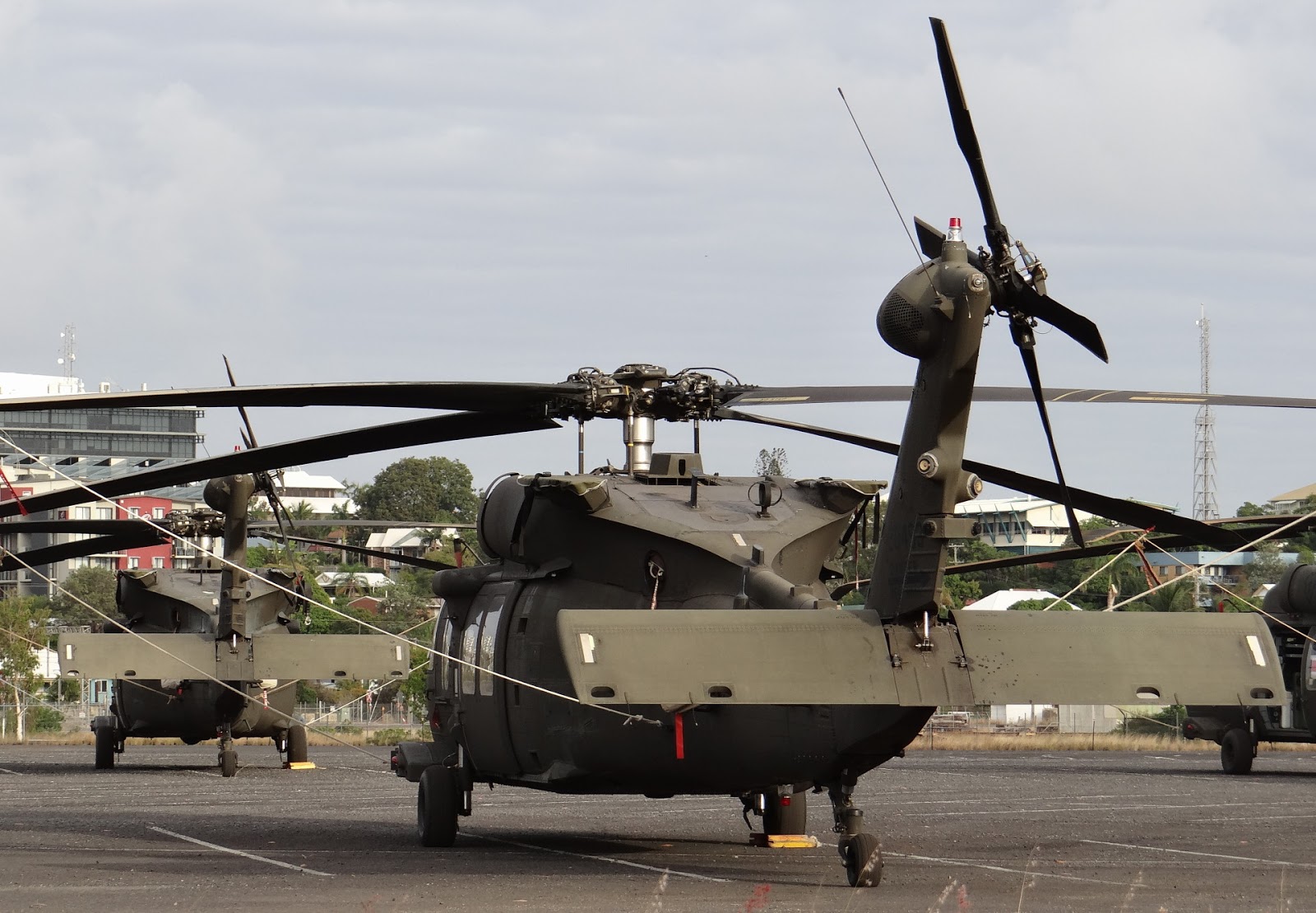 Air Queensland.blogspot: US Army Boeing AH-64 Apache and Sikorsky UH-60 ...