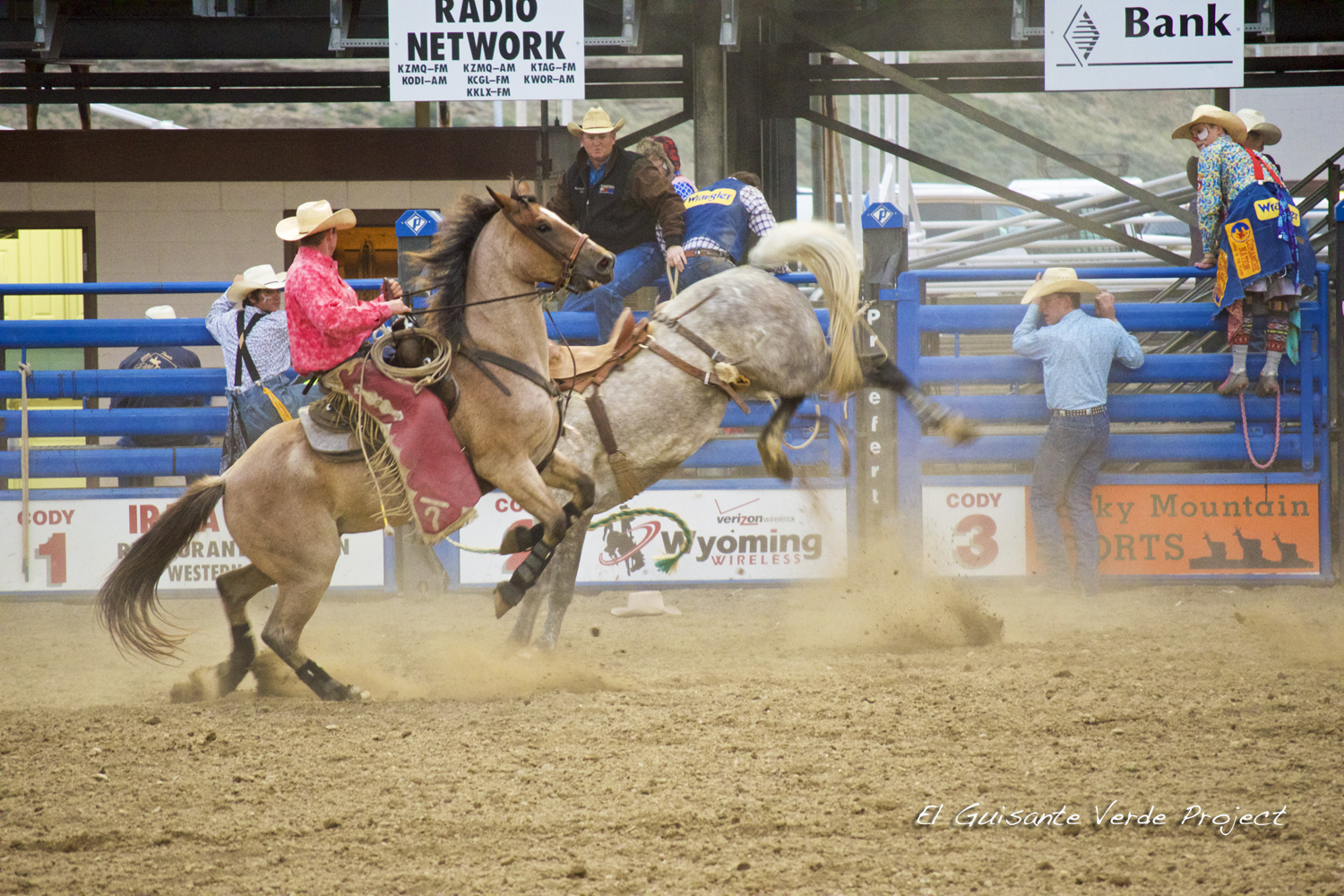 Caballos y toros salvajes en Cody, Wyoming, la historia viva del Rodeo ...