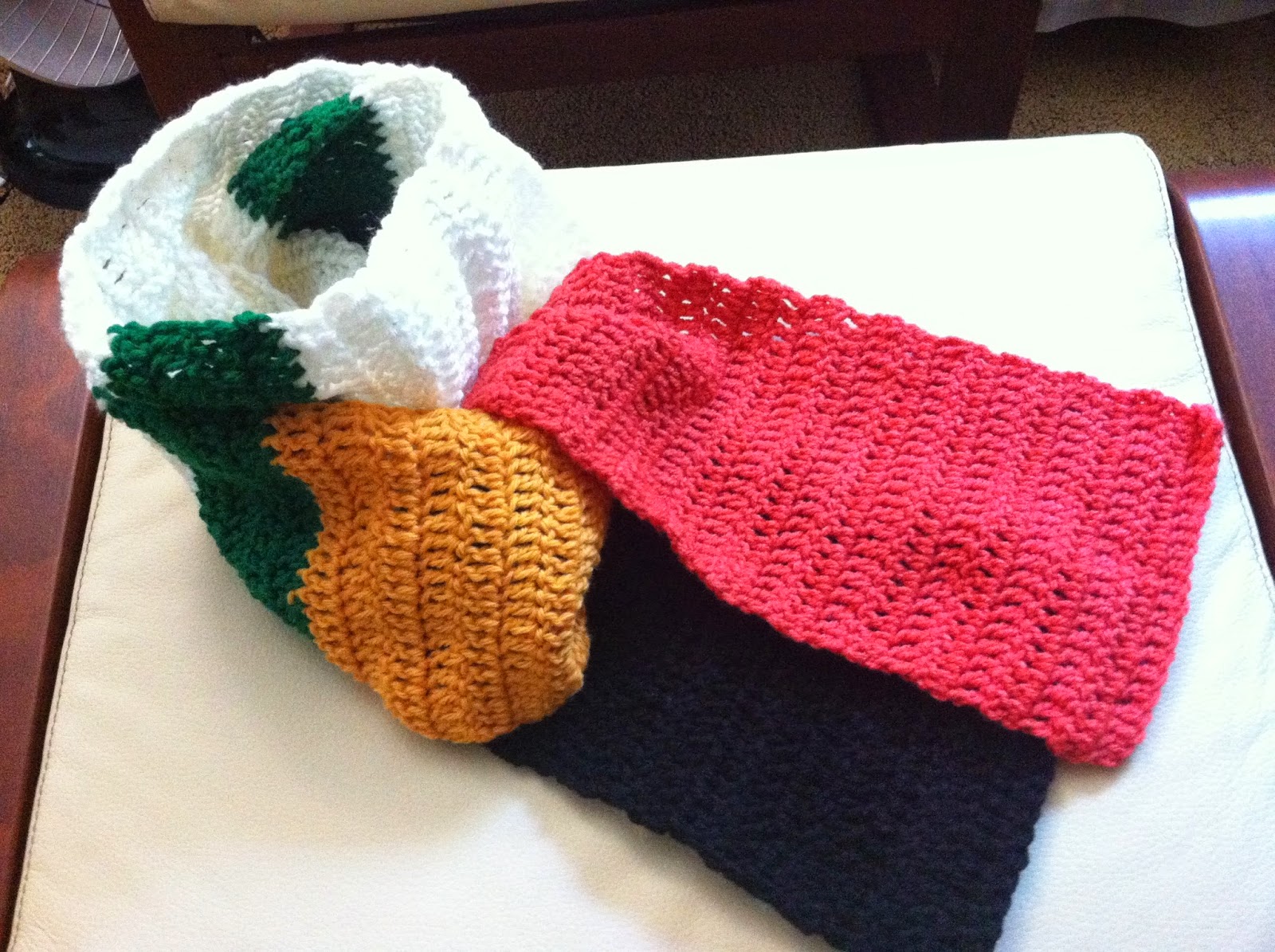 Malon's Craft Blog: DIY - Crochet Salmon Sushi Roll-Up Scarf