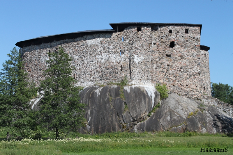 Hääräämö: Housuista hame III + Raaseporin linnan rauniot