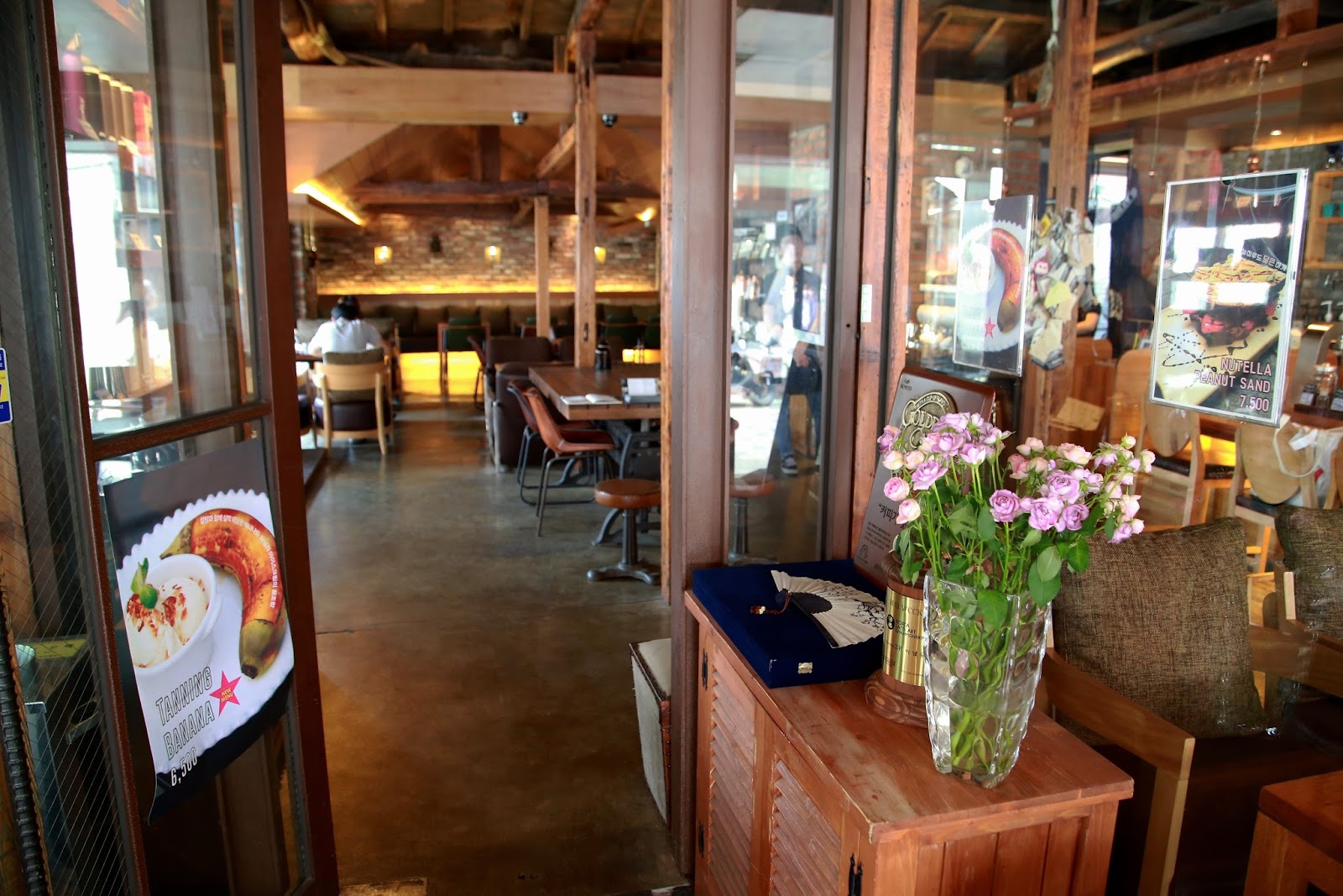 Daegu Alleyway Tours 1 - Dongseongro Café Alley Where Gourmet Cafés are ...