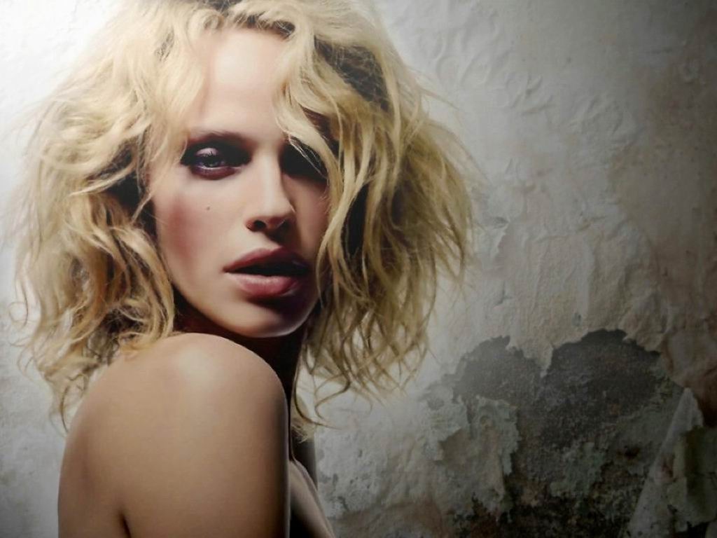 Female Celebrities: Canadian model and actress Rachel Roberts Gallery