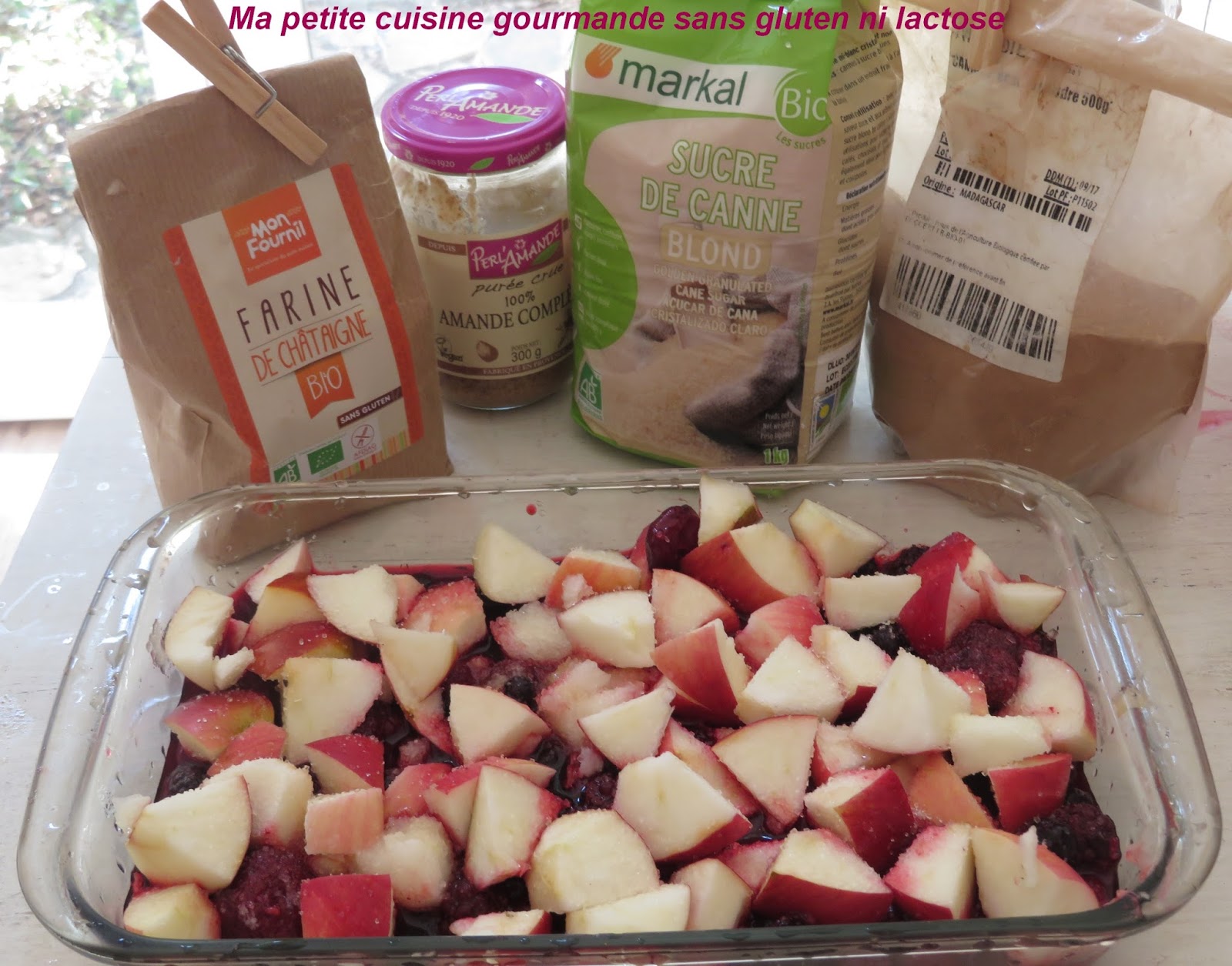 Crumble à la farine de châtaigne aux fruits rouges, aux pommes et à la ...