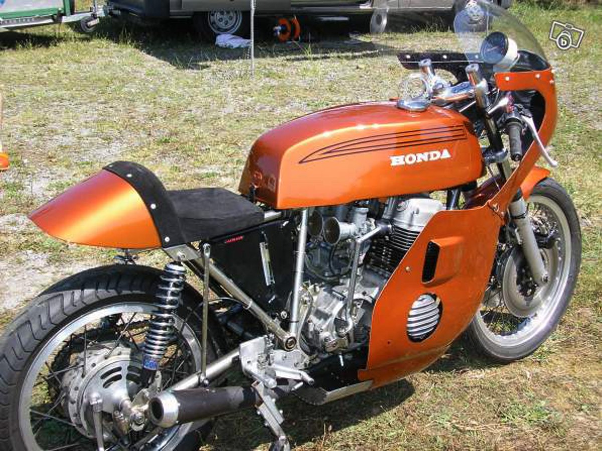 Cling on for dear life !!!: Moto Martin CB750 Café Racers