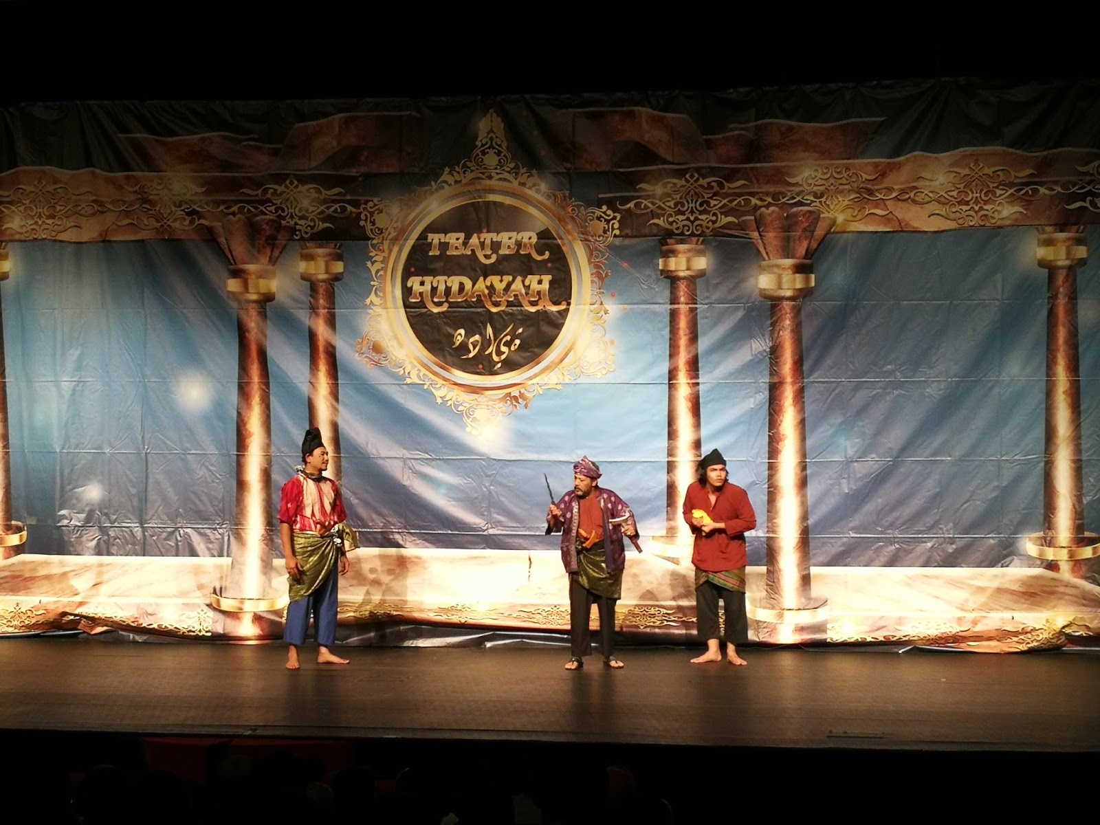 TEATER BANGSAWAN DEWA KENCANA MEMARTABATKAN SENI SILAT DAN WANITA