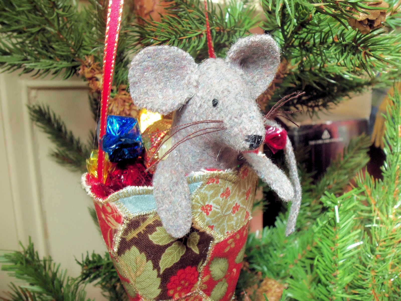 (Nearly) Wordless Wednesday! Sneak Christmas Mouse Pattern Preview ...