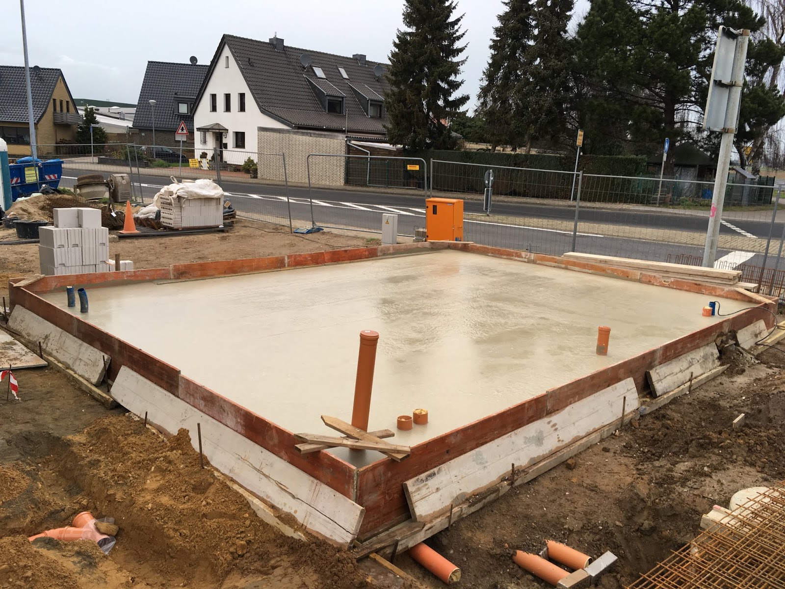 Hausbau Nadine, Max & Alex: Garage gemauert und Garagendecke betoniert