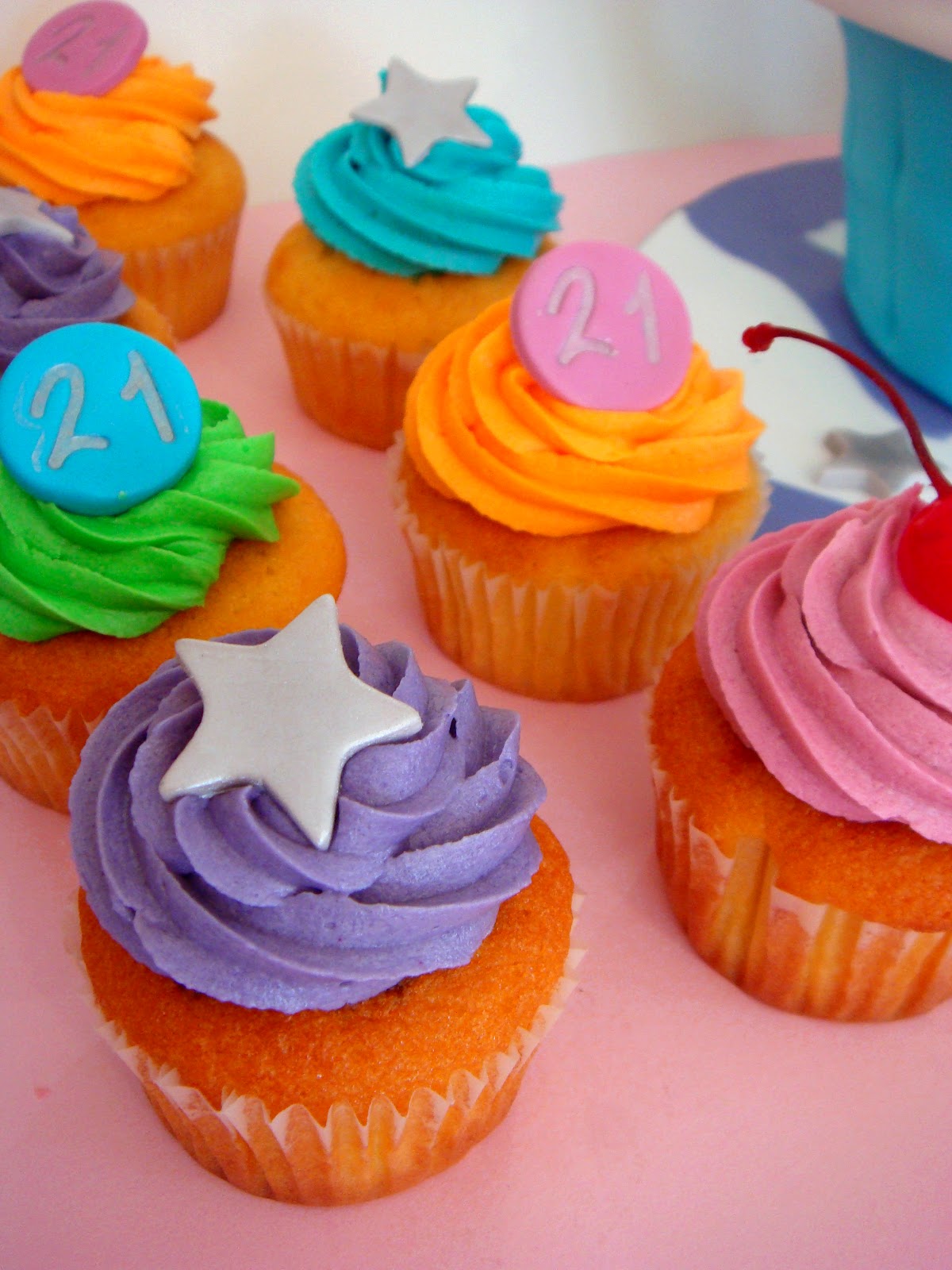 Butter Hearts Sugar Giant Cupcake Cake And Cupcakes butter-hearts-sugar-giant-cupcake-cake-and-cupcakes