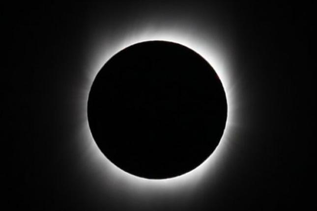 Un Mundo en Paz: Espectacular eclipse total de Sol en el Pacífico