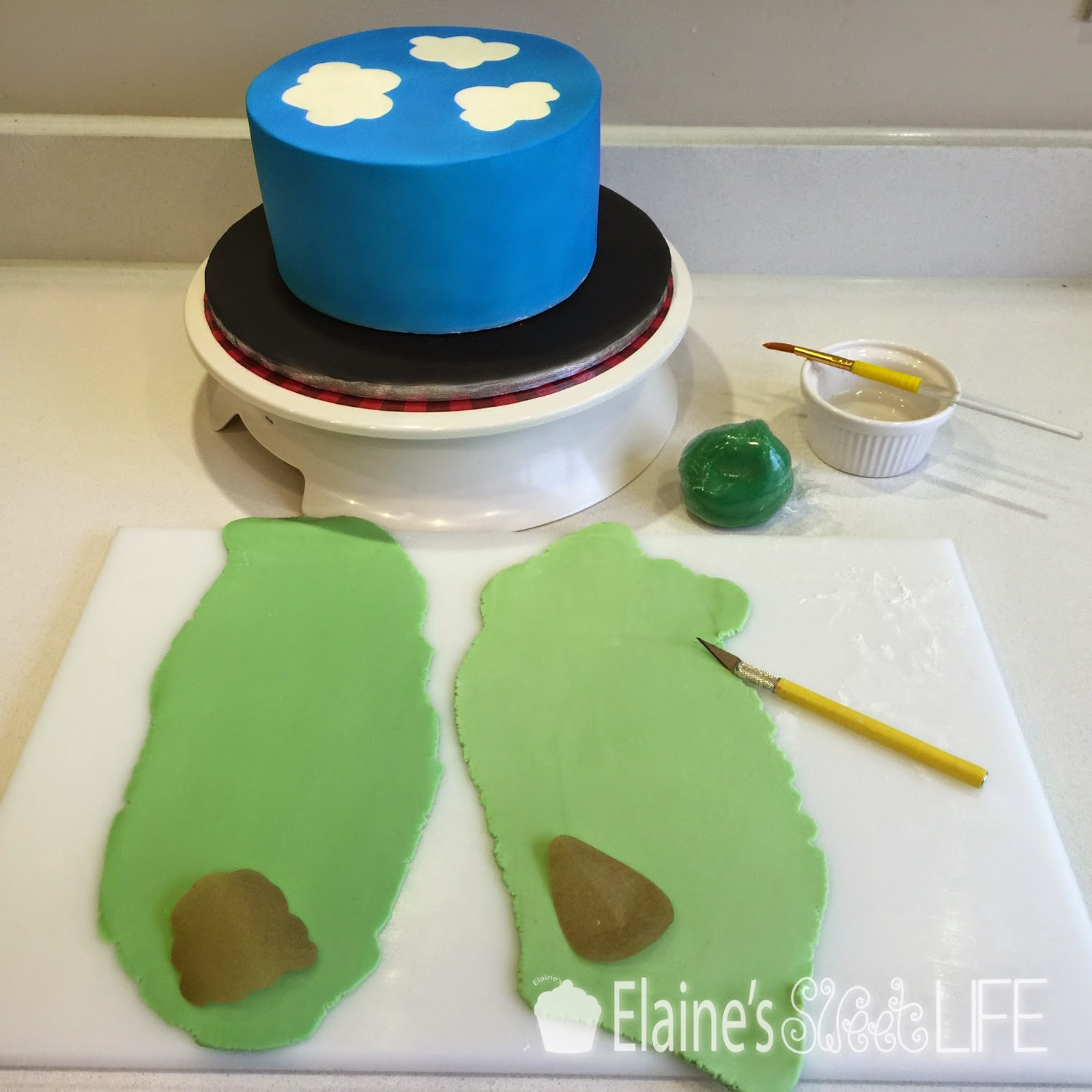 Elaine's Sweet Life: How to Decorate a Car Cake {Tutorial}