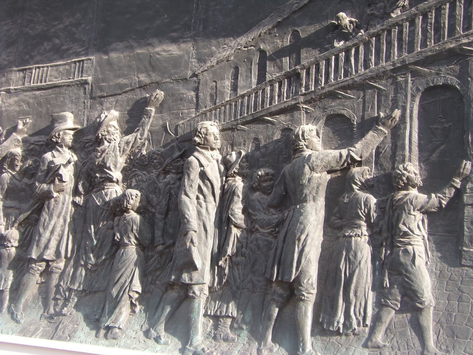 historias con pueblos: EL BAJORRELIEVE REALIZADO POR LOLA MORA EN LA ...