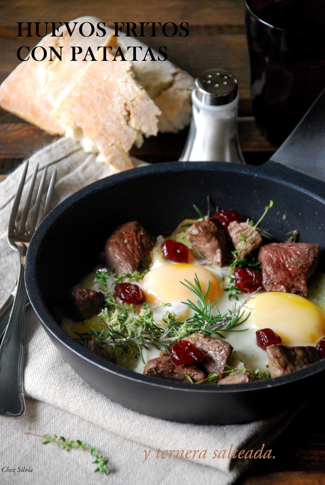 Huevos fritos con patatas y dados de filete salteados. — Chez Silvia