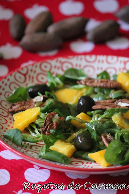 Ensalada de mango, canónigos, y nueces.