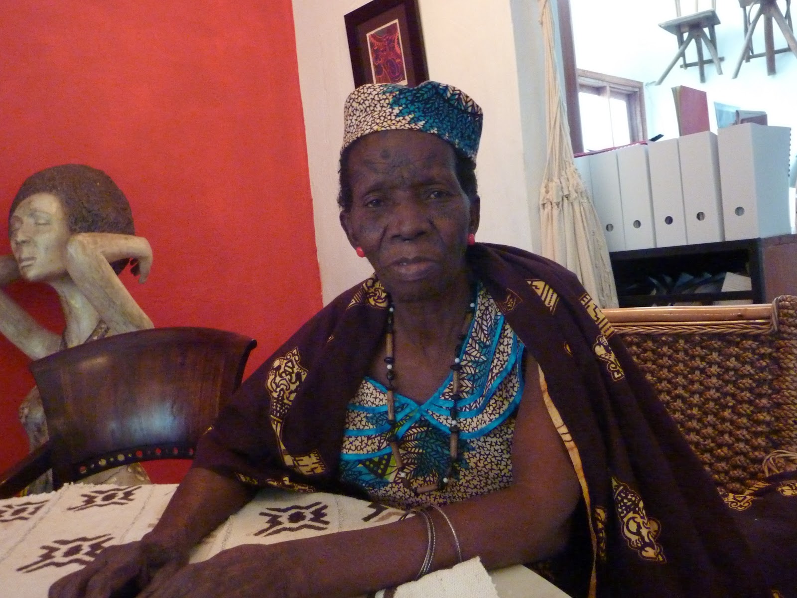 acalmar as almas: Reinata Sadimba: mulher de mão cheia e com as calças ...