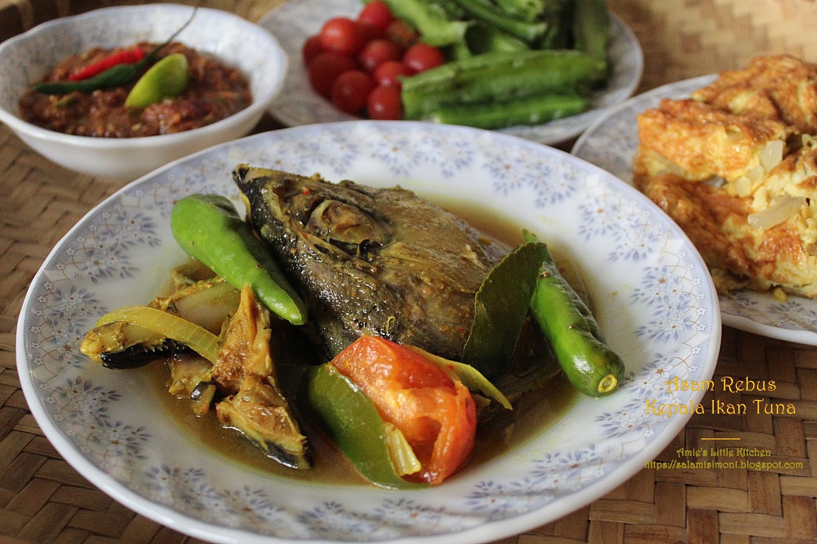 Asam Rebus Kepala Ikan Tuna, Telur Dadar, Sambal Belacan dan Ulam ...