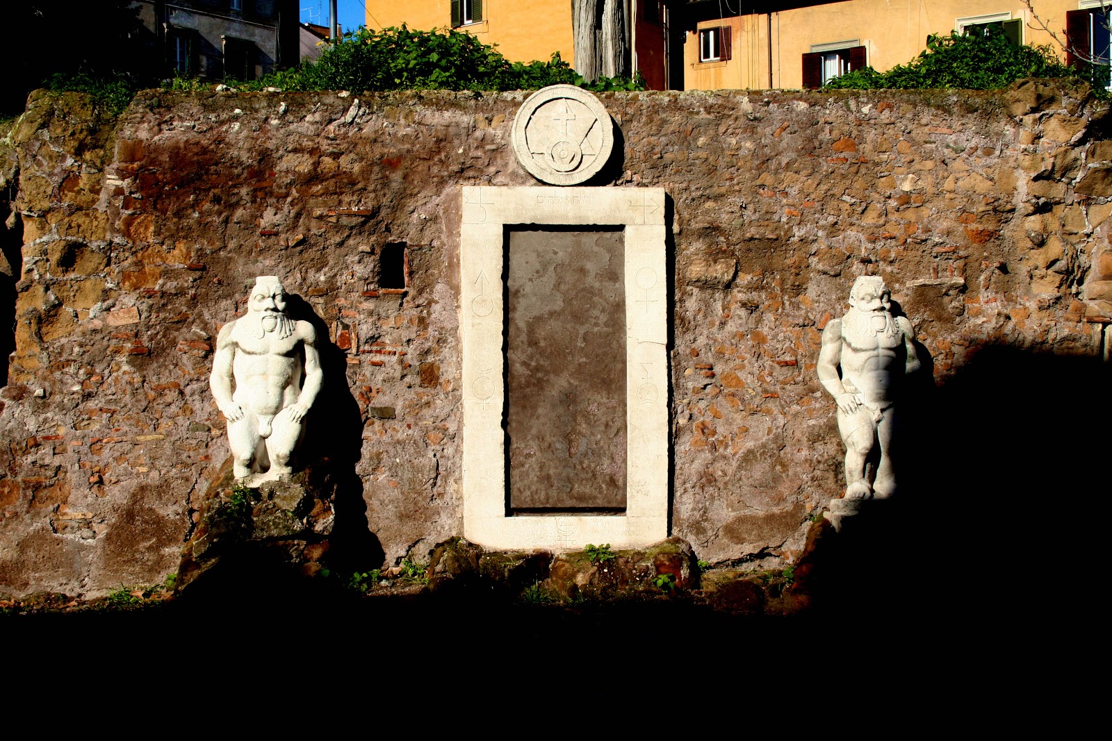 Roma: Porta Alchemica, The Magic Door