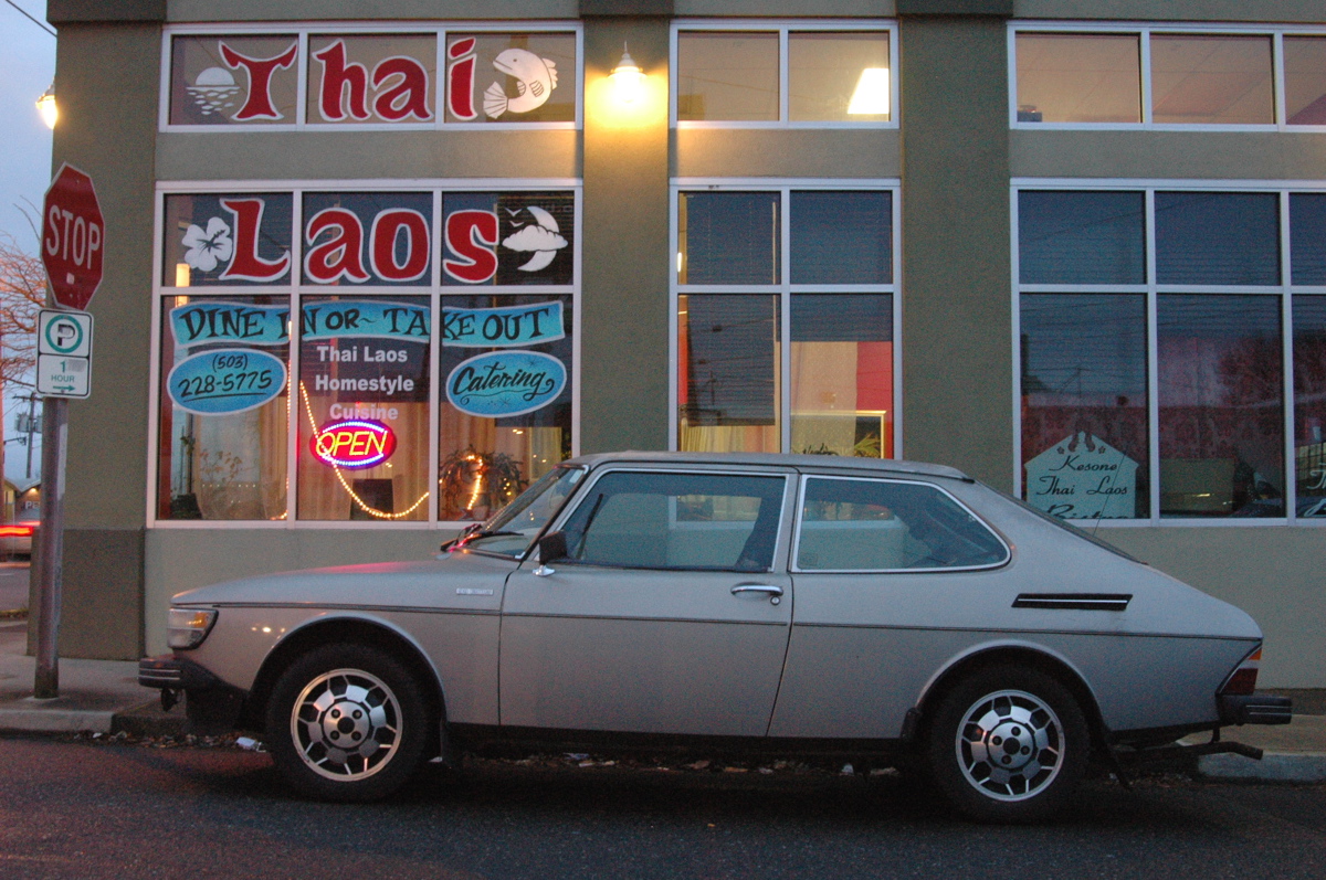 OLD PARKED CARS.: One Day, Two Saabs: 1975 Saab 99 EMS.
