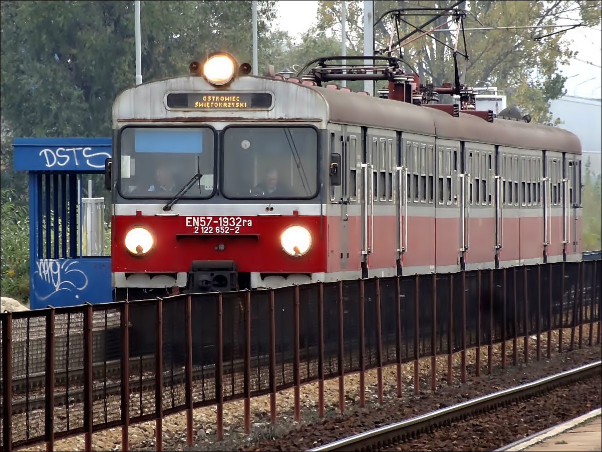 EN57-1932 odjeżdza ze stacji Piaski do Ostrowca | Kolejowe Kielce