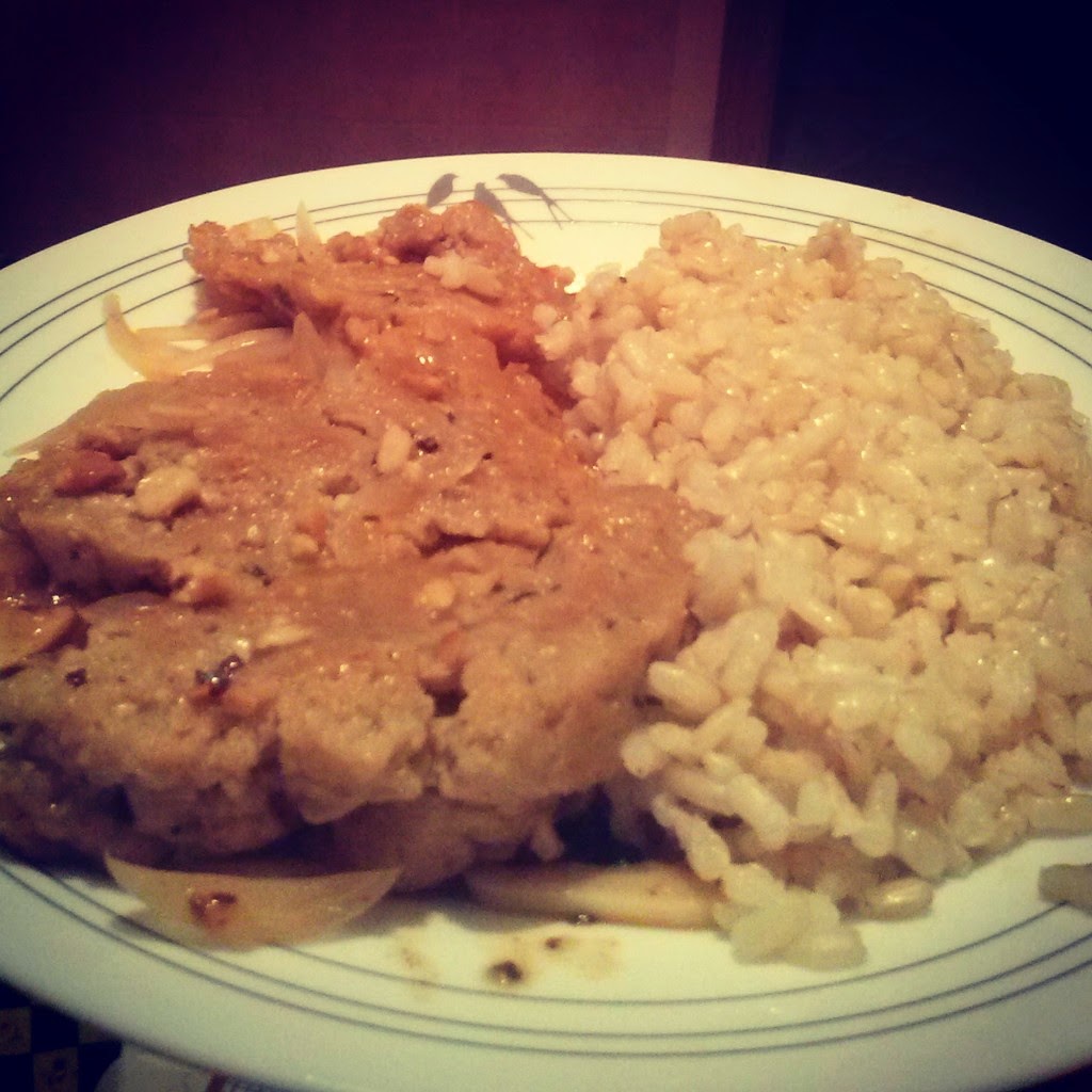 Vegeteando, que es gerundio: Seitán encebollado acompañado de arroz.