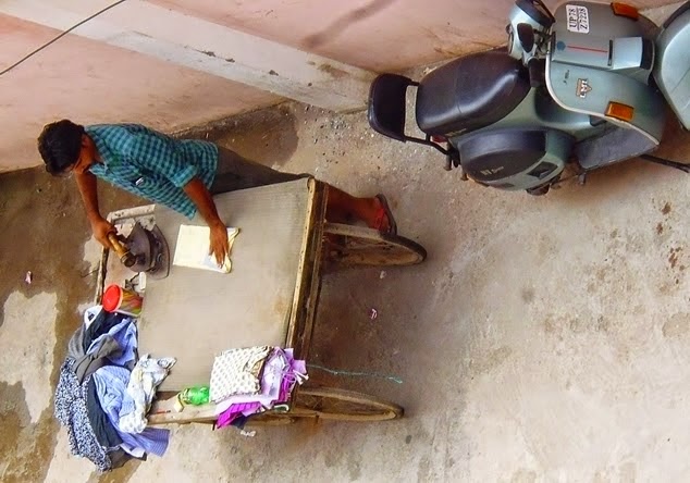 Jasa Setrika Baju “Jadul” di India - EMAKMBOLANG