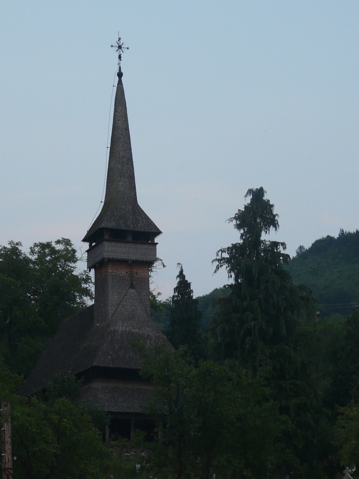 plecat de acasă: Biserica monument UNESCO din Poienile Izei- Maramureș