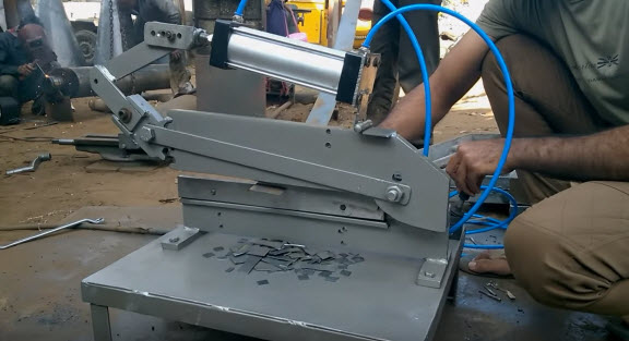 ผลงานสิ่งประดิษฐ์เครื่องตัดโลหะแผ่นจากอุปกรณ์กระบอกลมนิวเมตกส์ ...