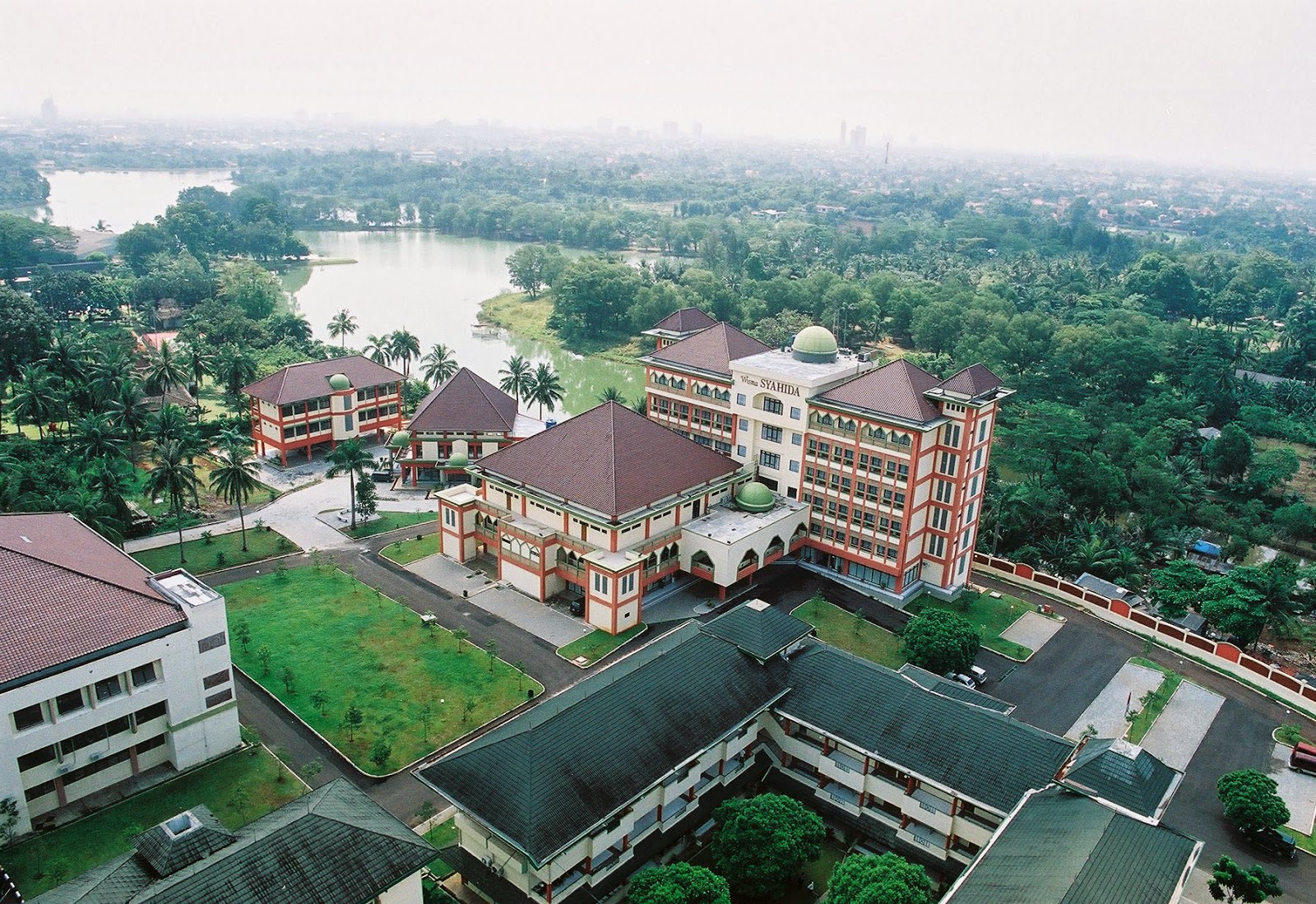 MAKE ME UP : Syahida Inn