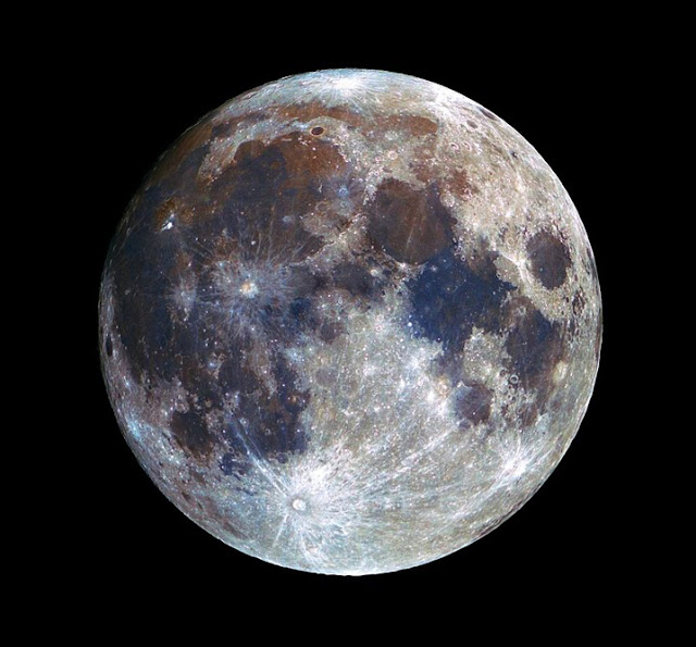 100tificas: La Luna y sus colores reales