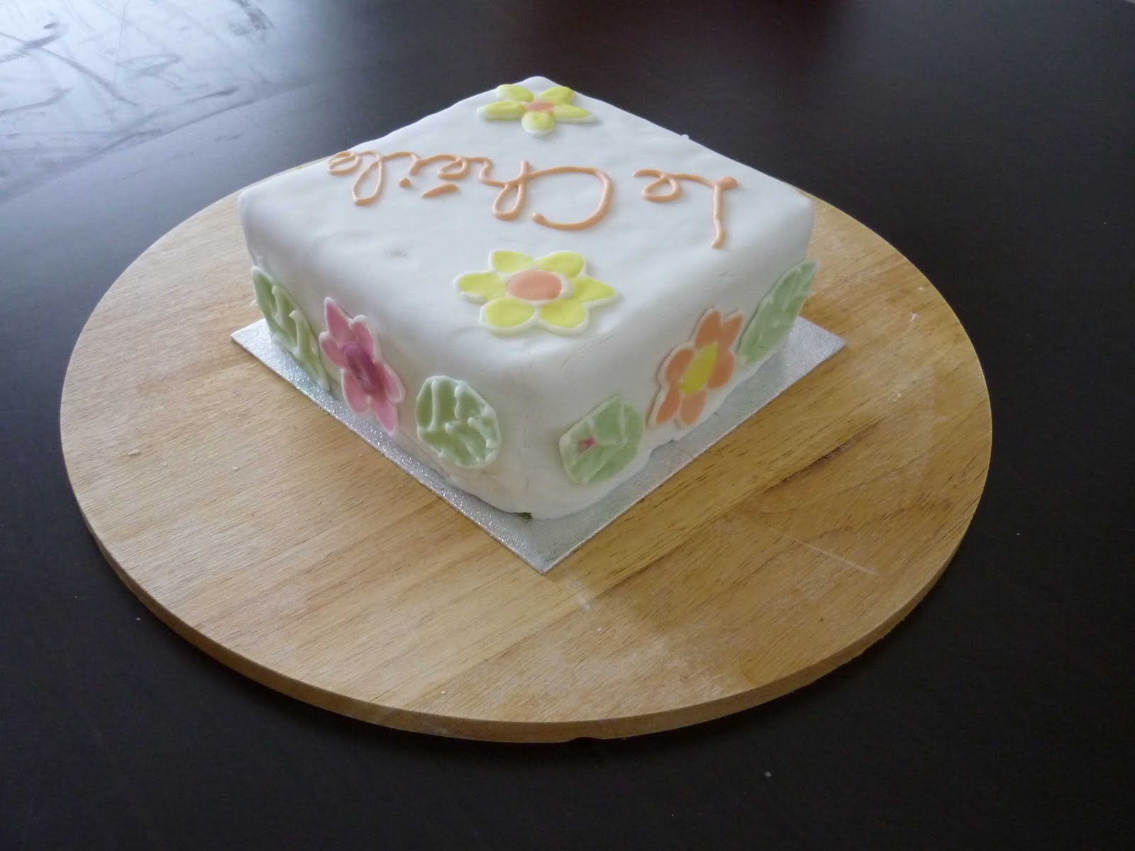 Marzipan's Cakes: Floodwork flower cake - 14/5/11