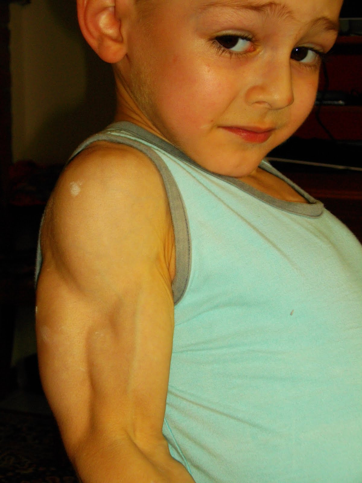 Giuliano Stroe: Giuliano pumping biceps ,4 years old
