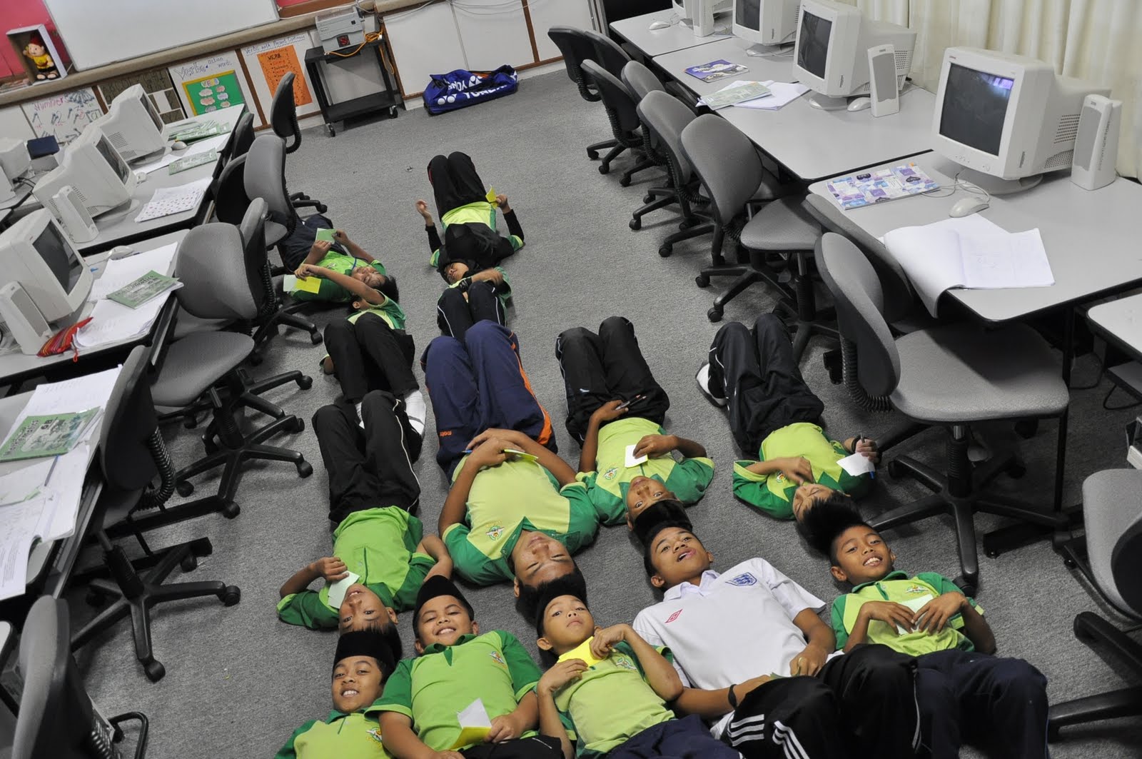 SR Hj Tarif: HOW TO MAKE A HUMAN BAR GRAPH (MORE COMPREHENSIVE)