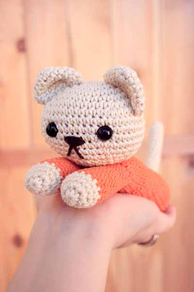 Sand in the woods: Drooping cat