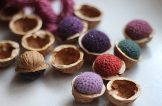 Las Teje y Maneje: CROCHETED PINCUSHIONS & NUTS