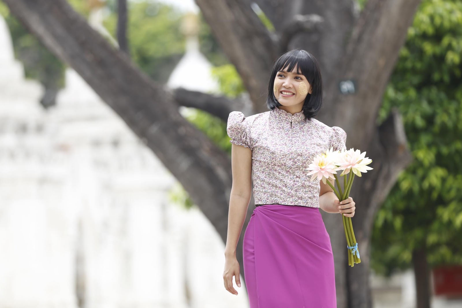 Aye Myat Thu Beautiful Snaps In Mandalay Pagoda