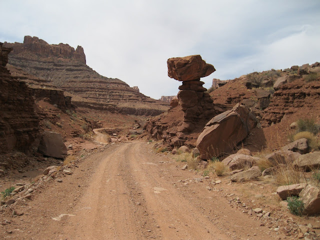 Four Corners Hikes-Canyonlands: Long Canyon Trail at Jug Handle Arch