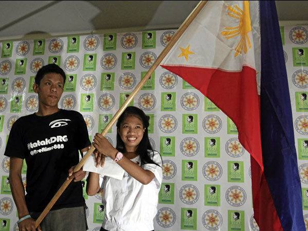 leafdance: Albay Girl honored for saving Philippine Flag