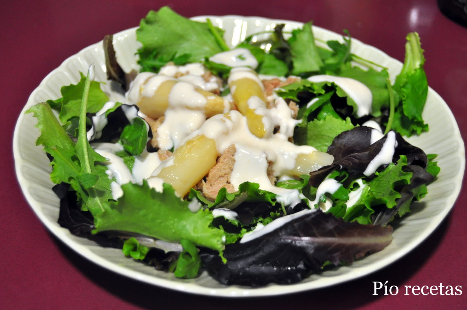 Ensalada verde con salsa de queso batido | Pío Recetas