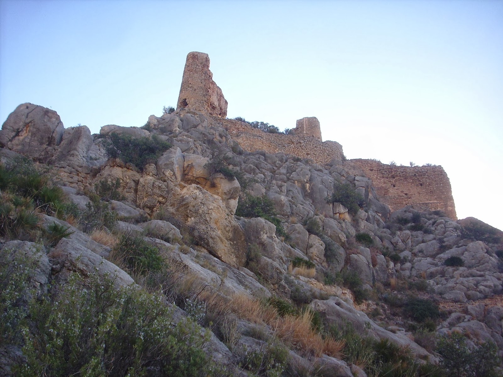 goterris: RODANT BORRIOL: LA BOTALÀRIA, EL CASTELL I LA PEDRA