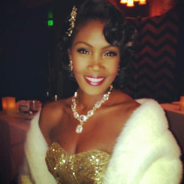 Pin-Up Model Angelique Noire - Mente Flutuante Retrô