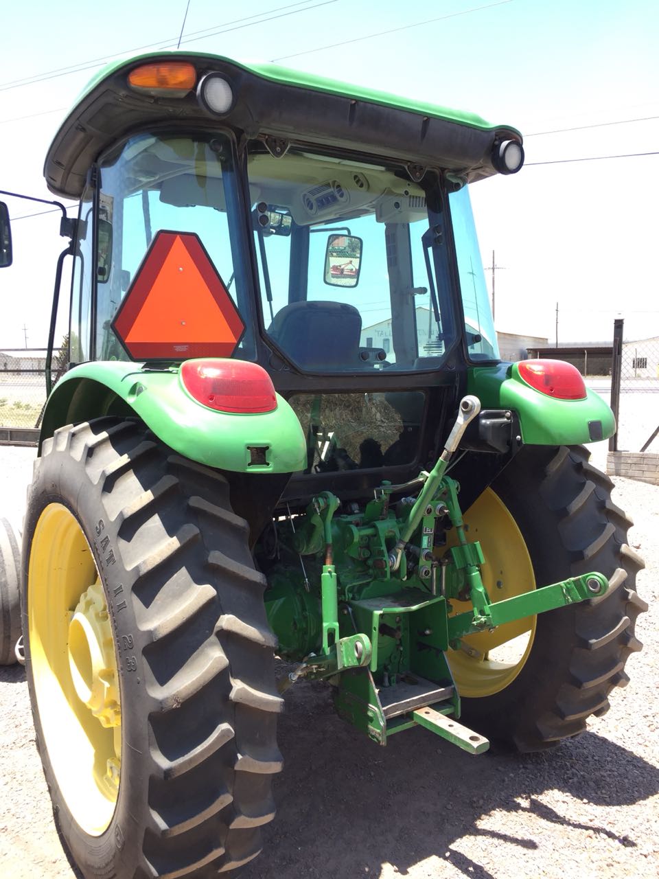 MAQUINARIA AGRICOLA INDUSTRIAL: Tractor John Deere 5725 4x2, cabina ...