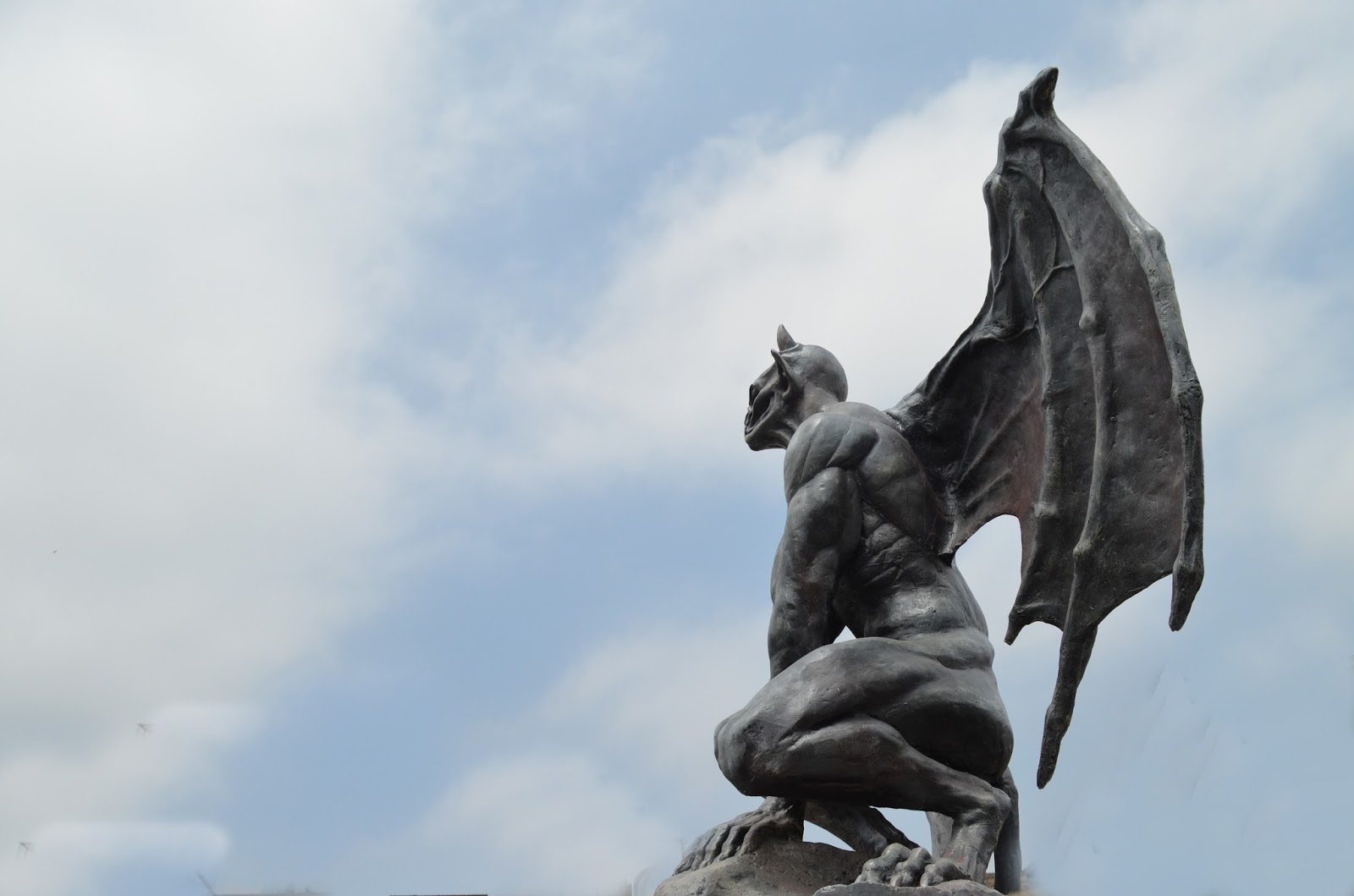 HONOREZH SKULPT: GARGOLA